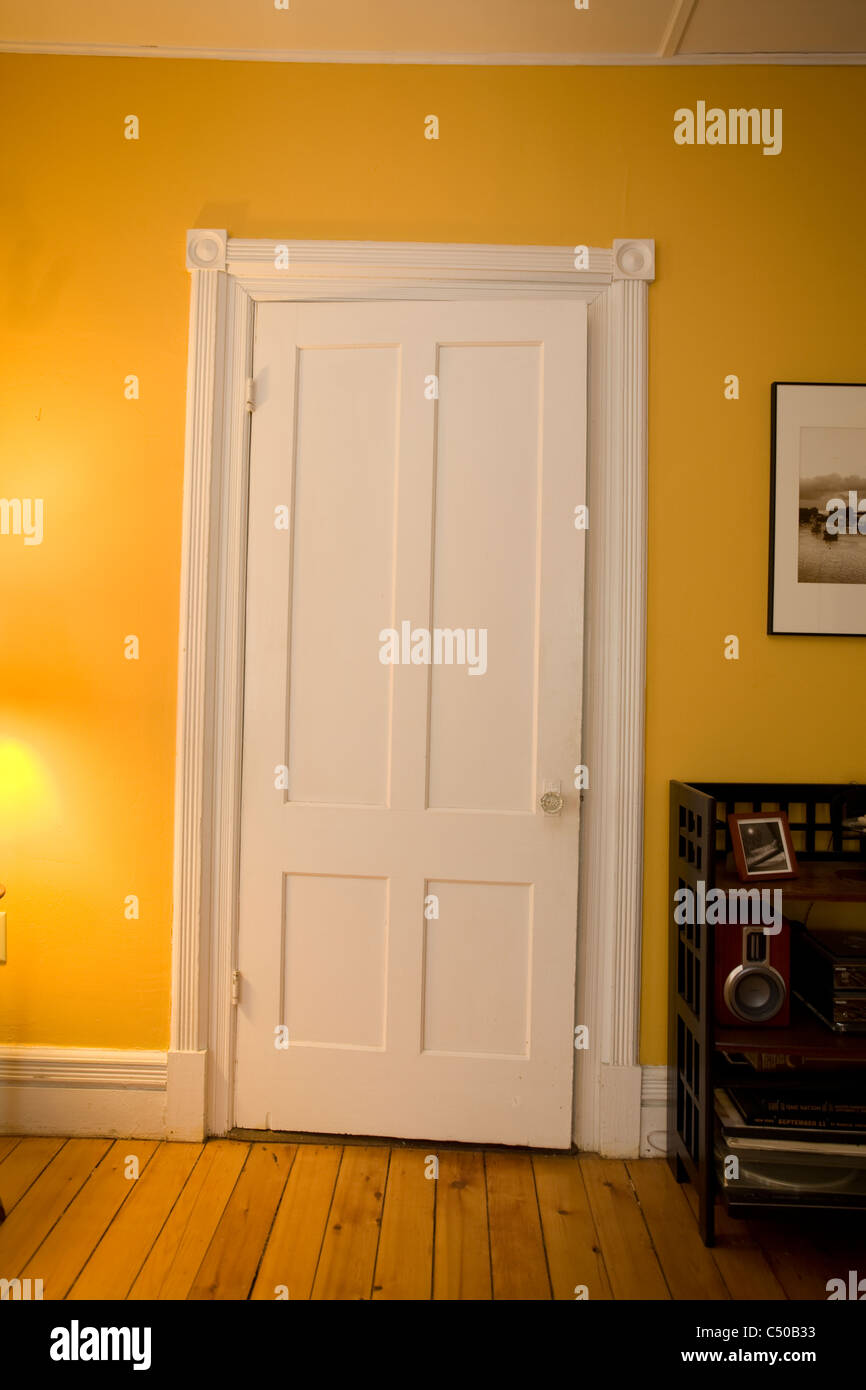 Interior closed door hi-res stock photography and images - Alamy