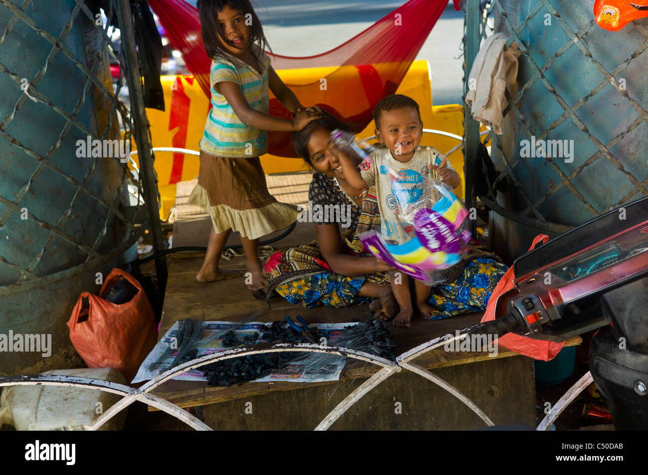 Homeless indian children hi-res stock photography and images - Alamy