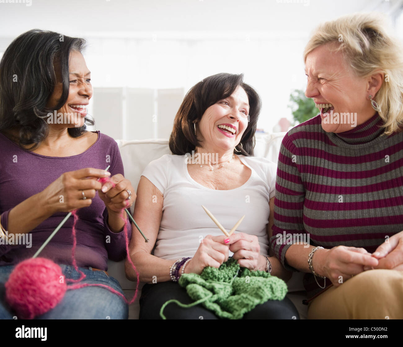 Friends knitting hi-res stock photography and images - Alamy