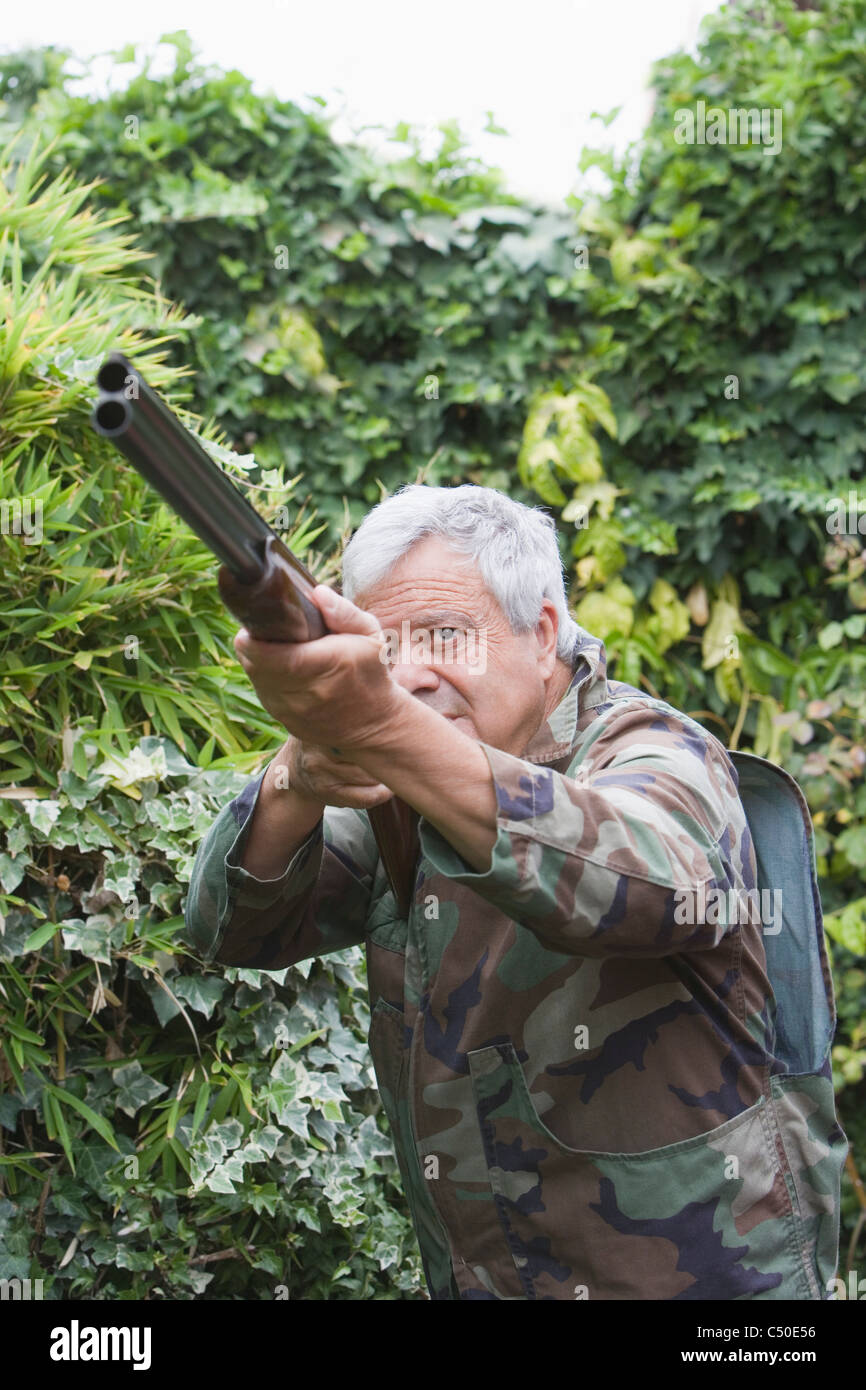 Men with shotgun hi-res stock photography and images - Alamy