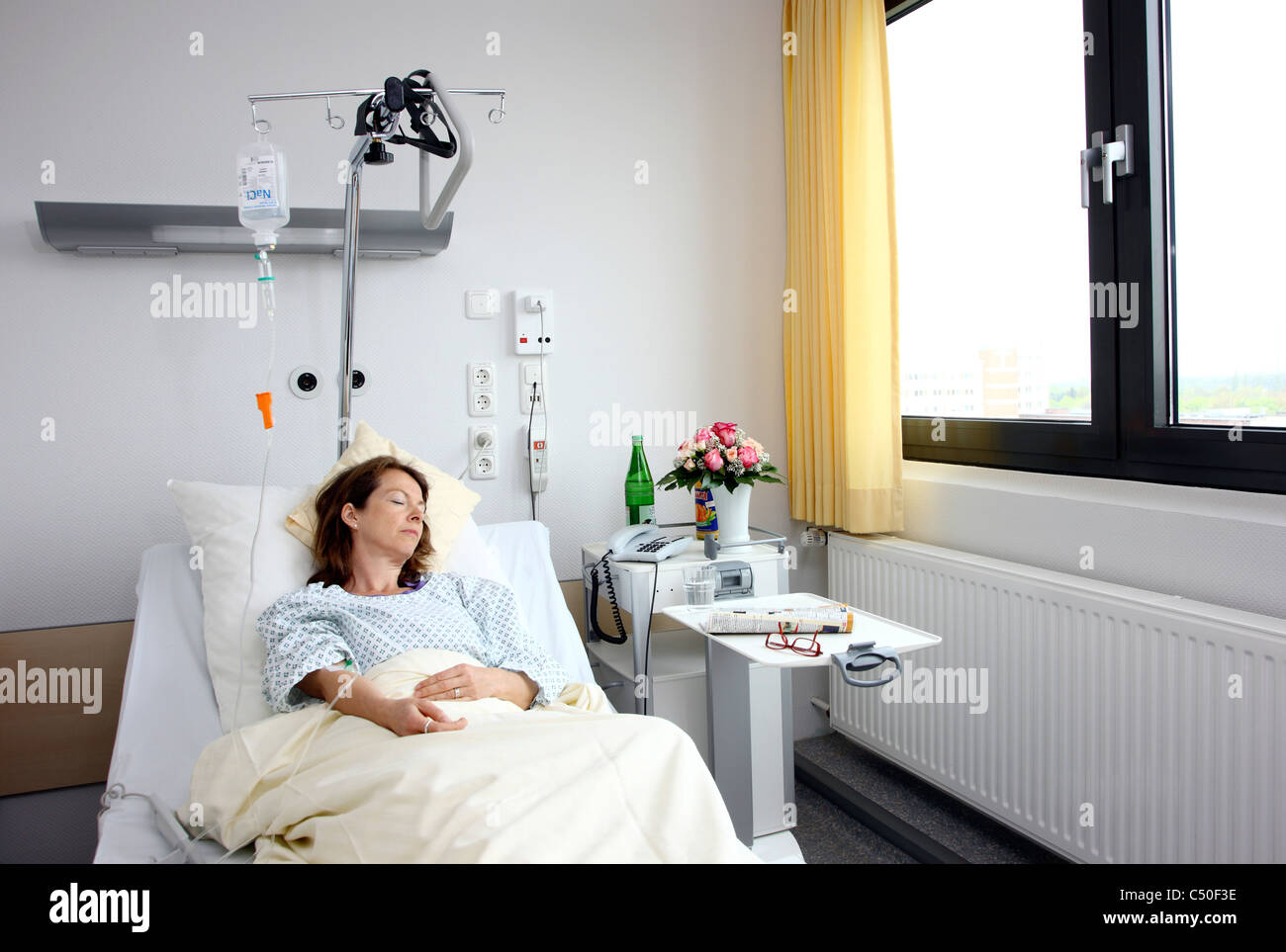 Hospital. Female patient getting an infusion Stock Photo - Alamy