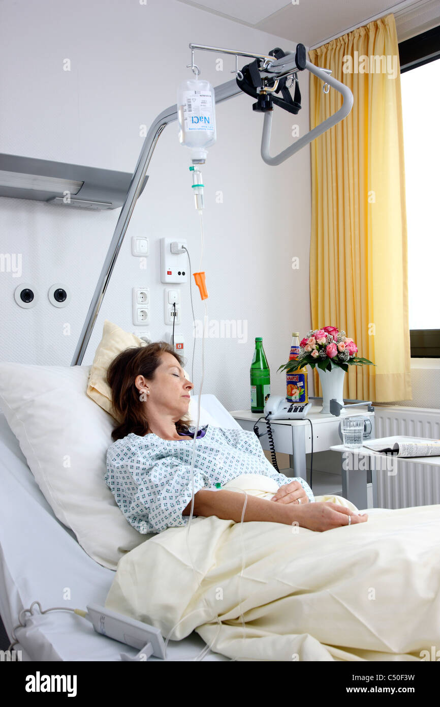 Hospital. Female patient getting an infusion Stock Photo - Alamy