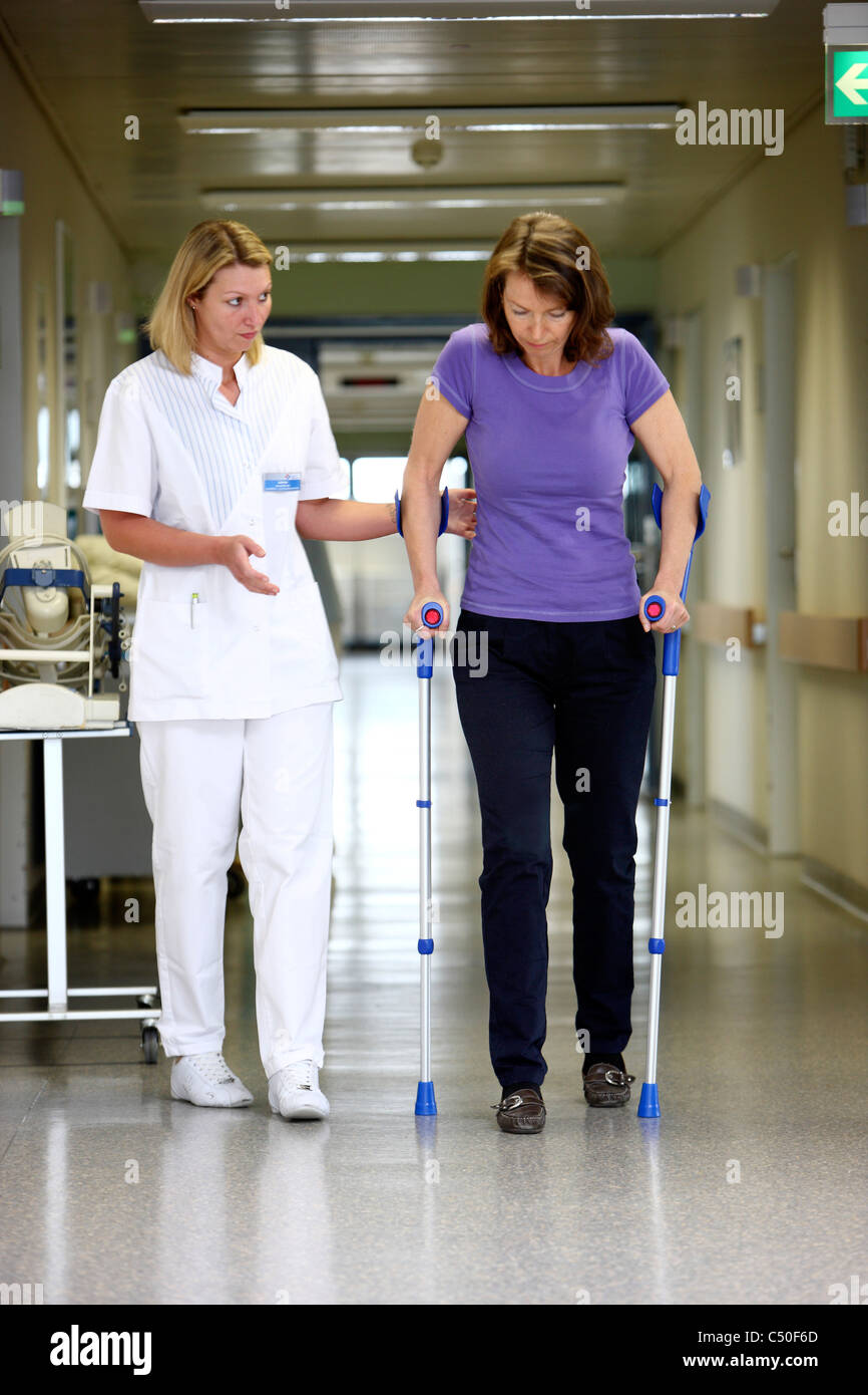 Female nurse working in surgery hi-res stock photography and images - Alamy
