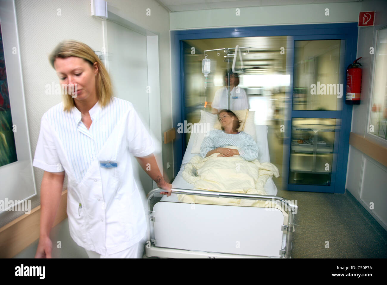Nurses moving hospital bed hi-res stock photography and images - Alamy