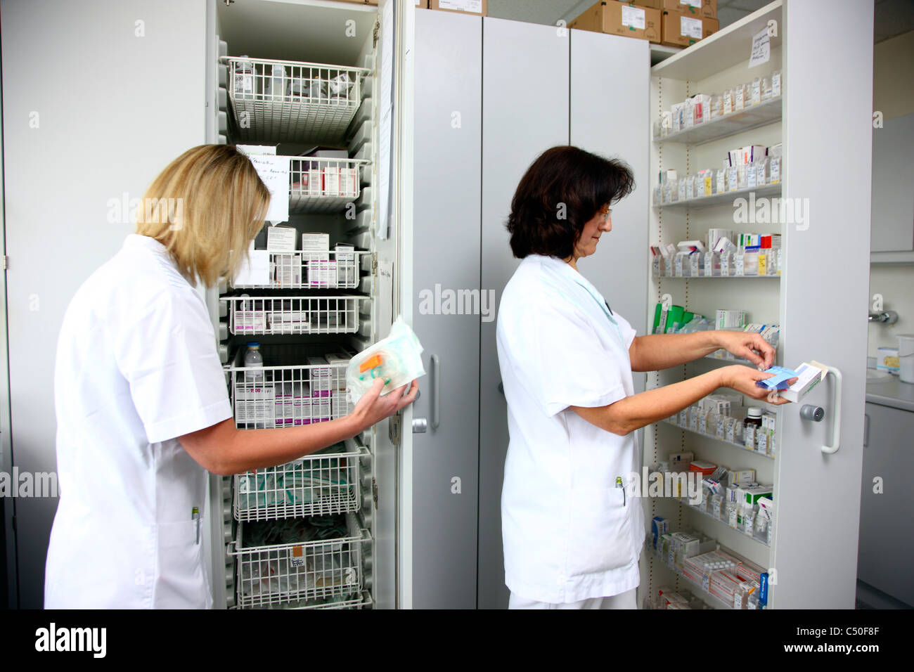 Ward staff paperwork hi-res stock photography and images - Alamy