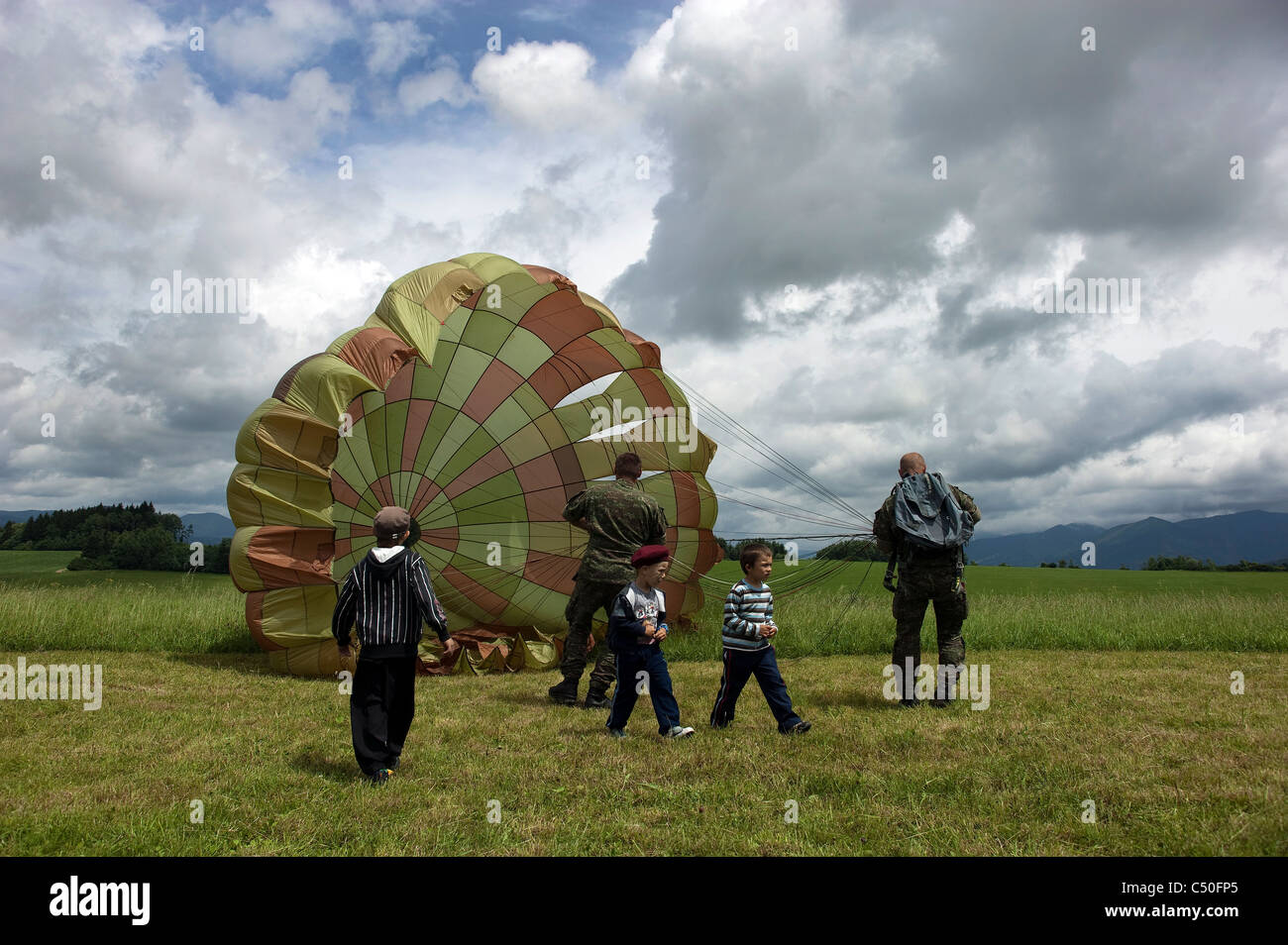 Paras demonstrating parachute display Stock Photo - Alamy
