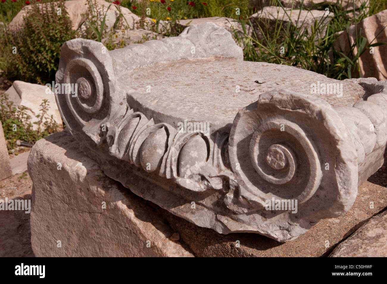 Crumbling column hi-res stock photography and images - Alamy