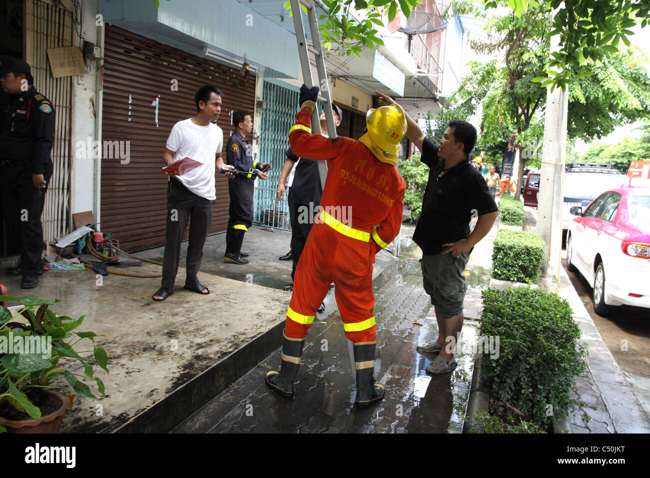Working firefighter hi-res stock photography and images - Alamy