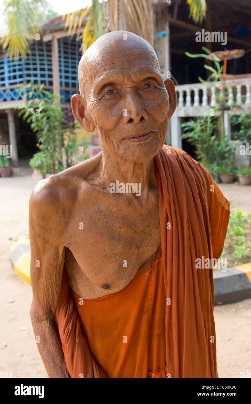 Elderly buddhist monk hi-res stock photography and images - Alamy