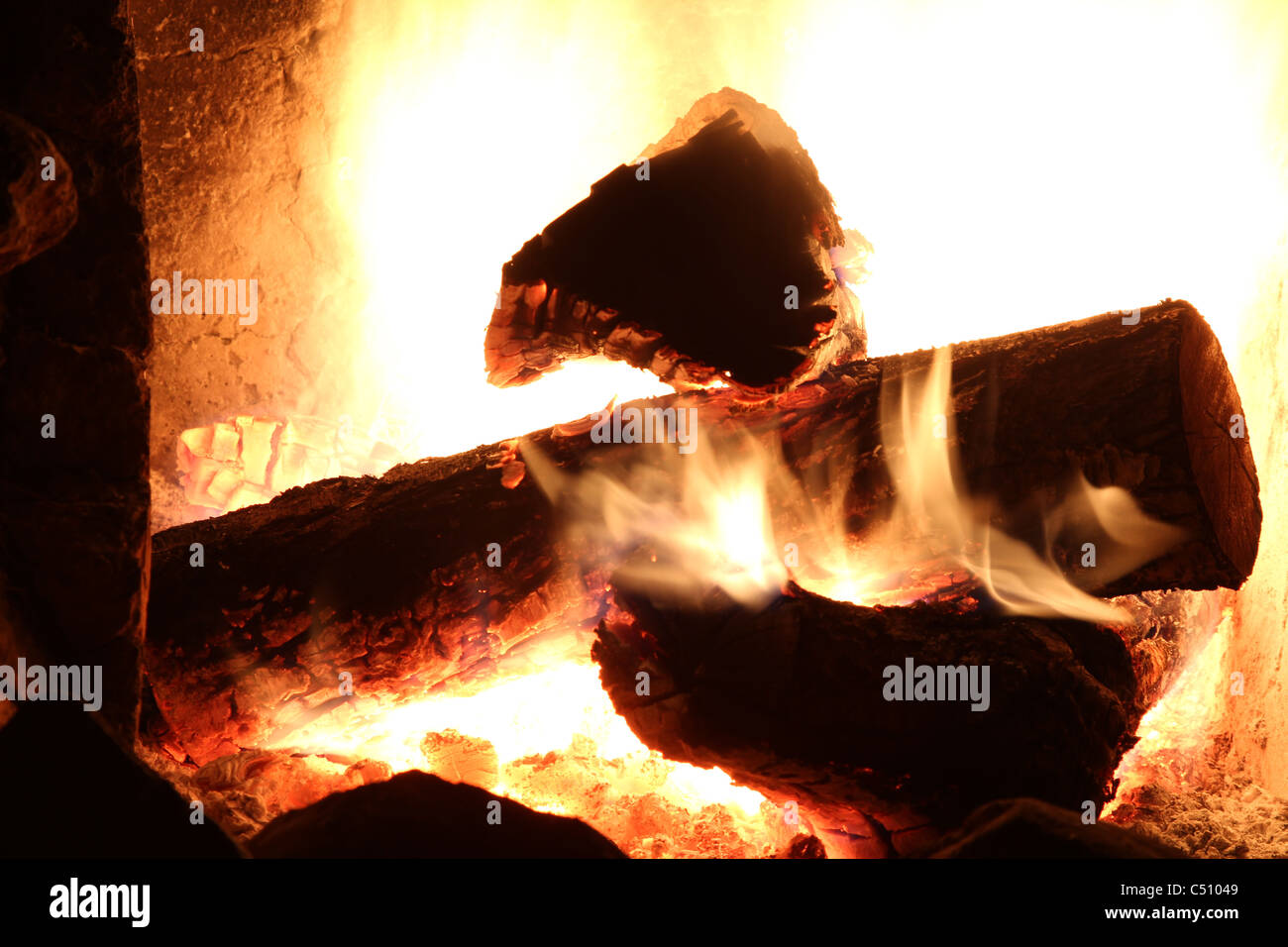 a campfire burning logs Stock Photo - Alamy