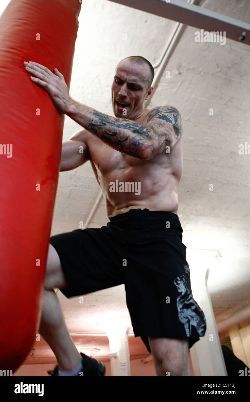 Male boxer kicking punch bag hi-res stock photography and images - Alamy