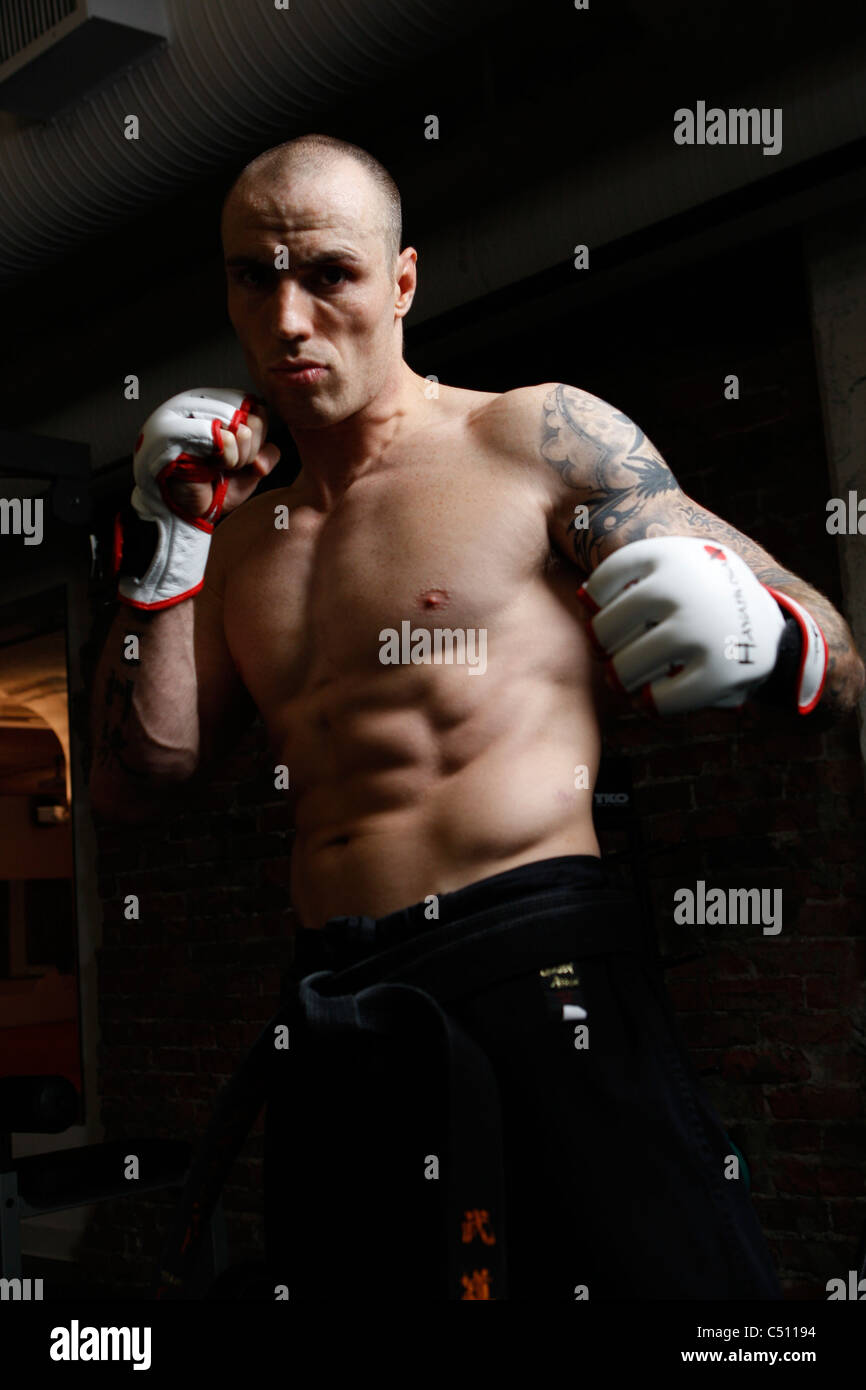 Male boxer kicking punch bag hi-res stock photography and images - Alamy
