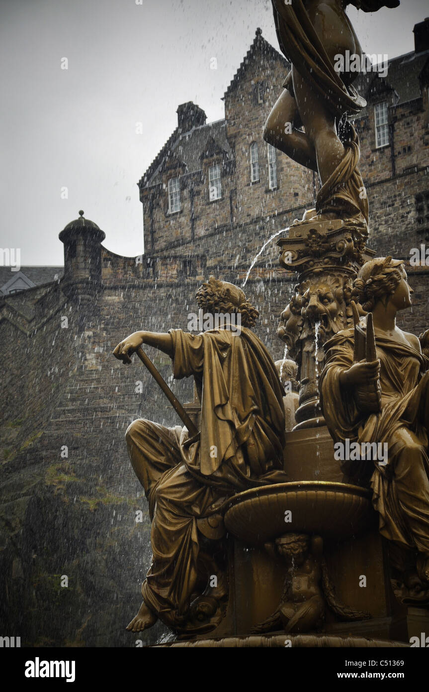 Edinburgh castle water fountain edinburgh hi-res stock photography and ...