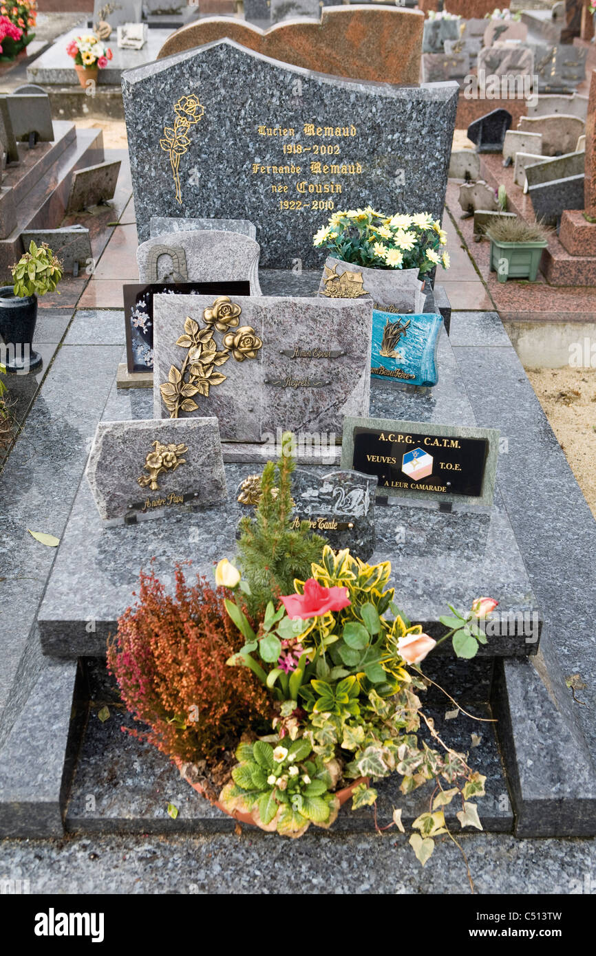 Grave in cemetery Stock Photo - Alamy
