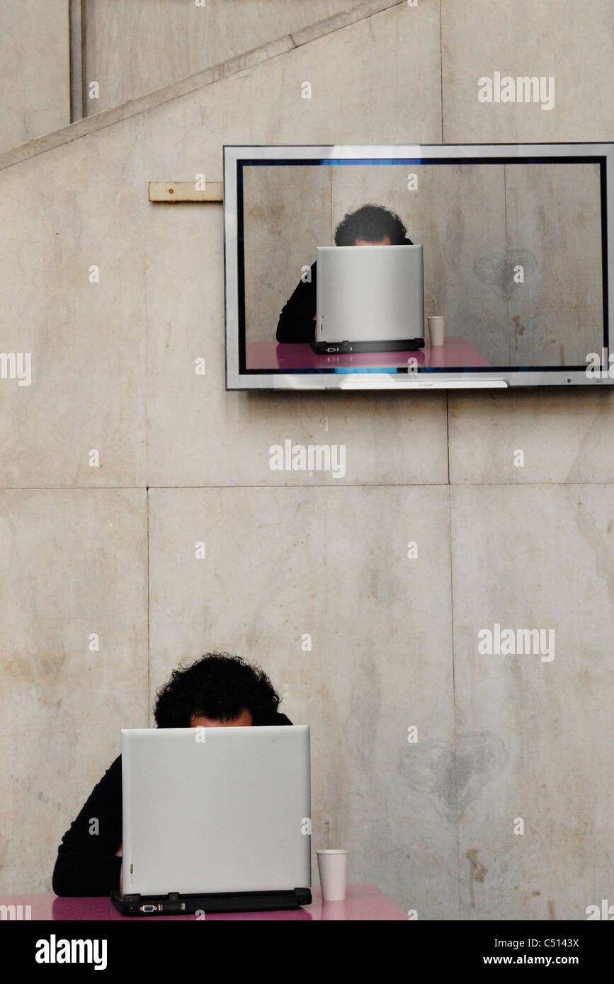 Wall of screens with faces hi-res stock photography and images - Alamy