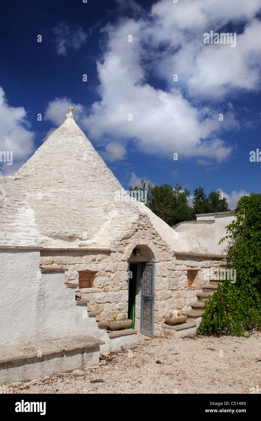 Traditional trulli home, Itria Valley, Puglia, Italy Stock Photo - Alamy