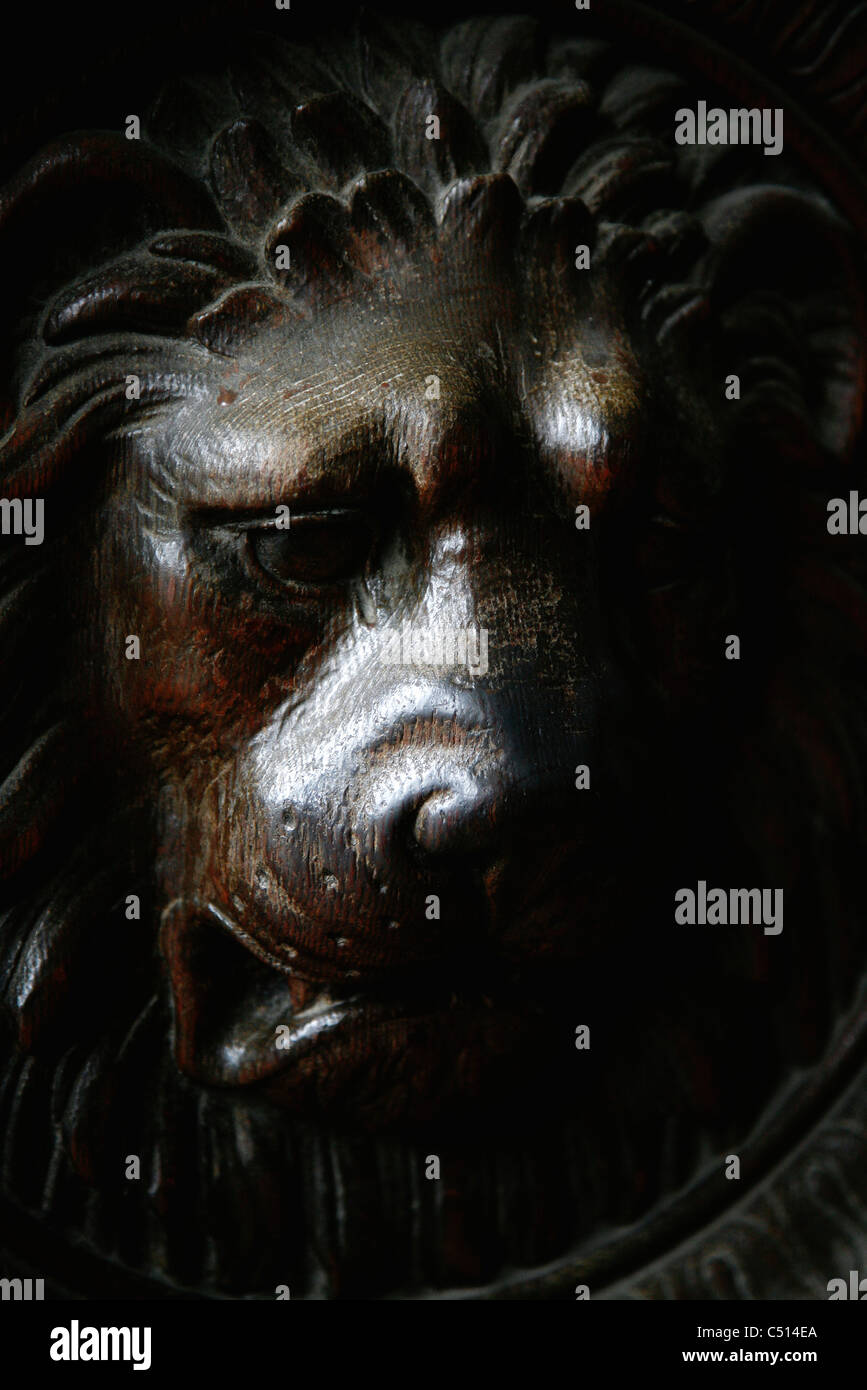 Bronze lion statue, cropped Stock Photo - Alamy