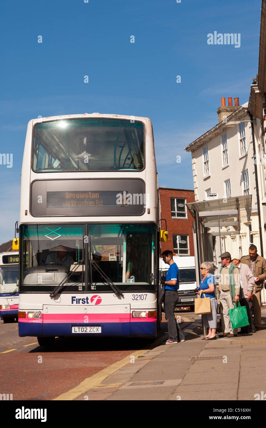 People boarding double decker bus bus hi-res stock photography and ...
