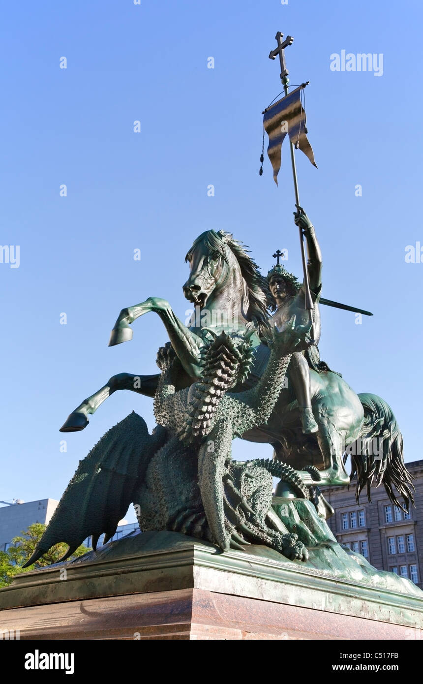 Dragon statue hi-res stock photography and images - Alamy