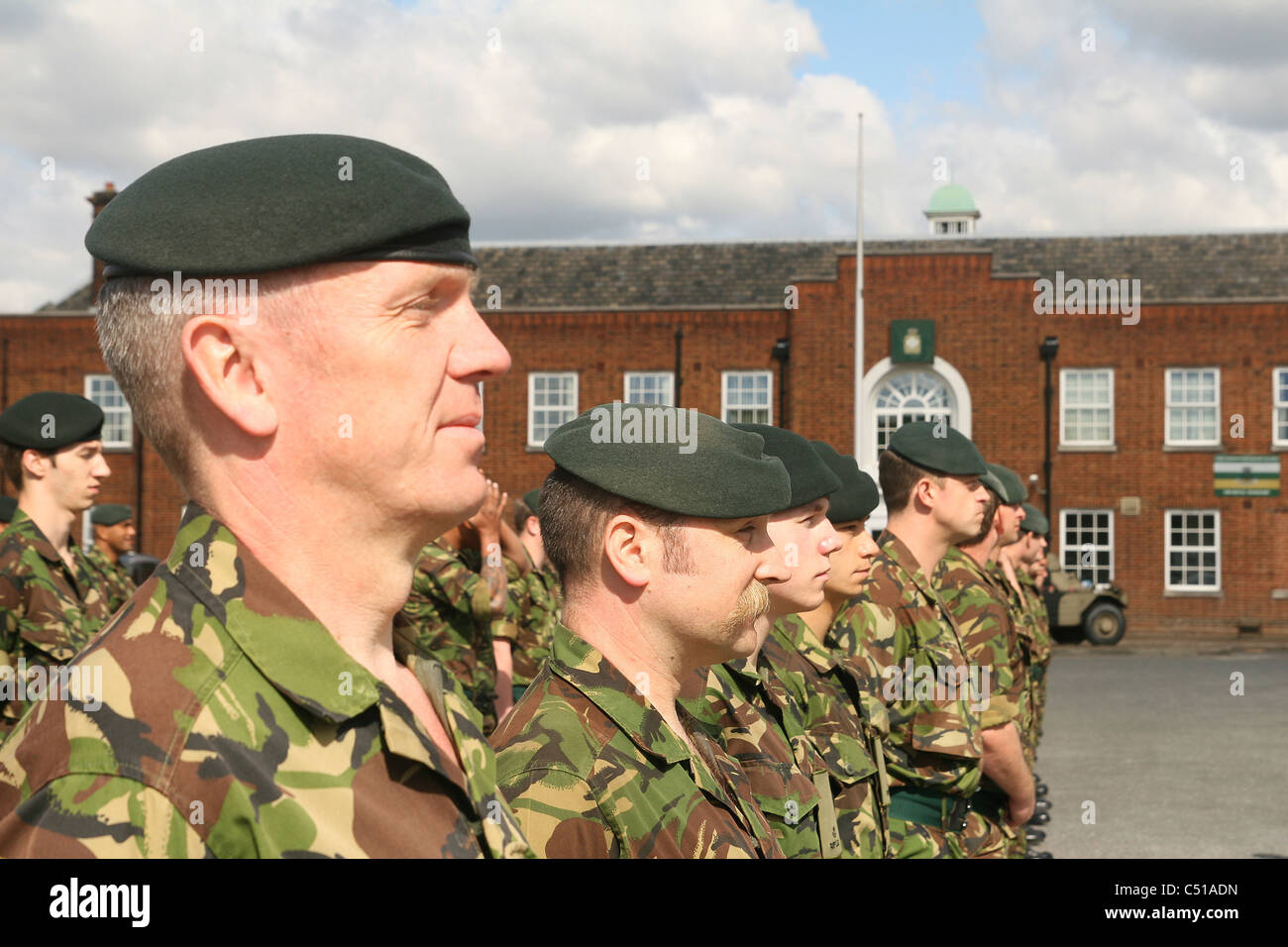 British army soldiers standing attention hi-res stock photography and ...