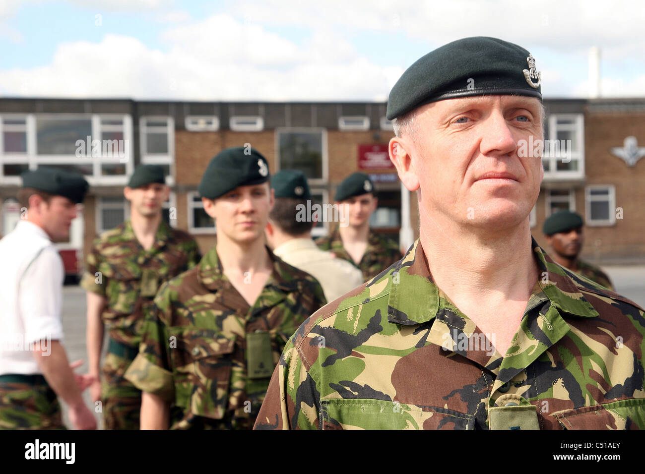 British army soldiers standing attention hi-res stock photography and ...