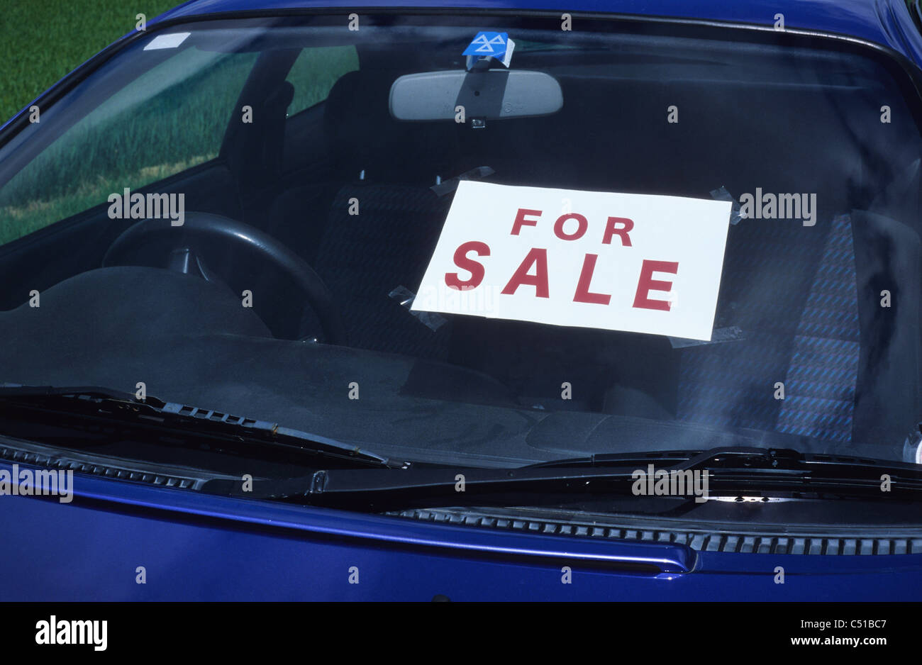 for sale sign displayed in windscreen of vehicle Stock Photo - Alamy