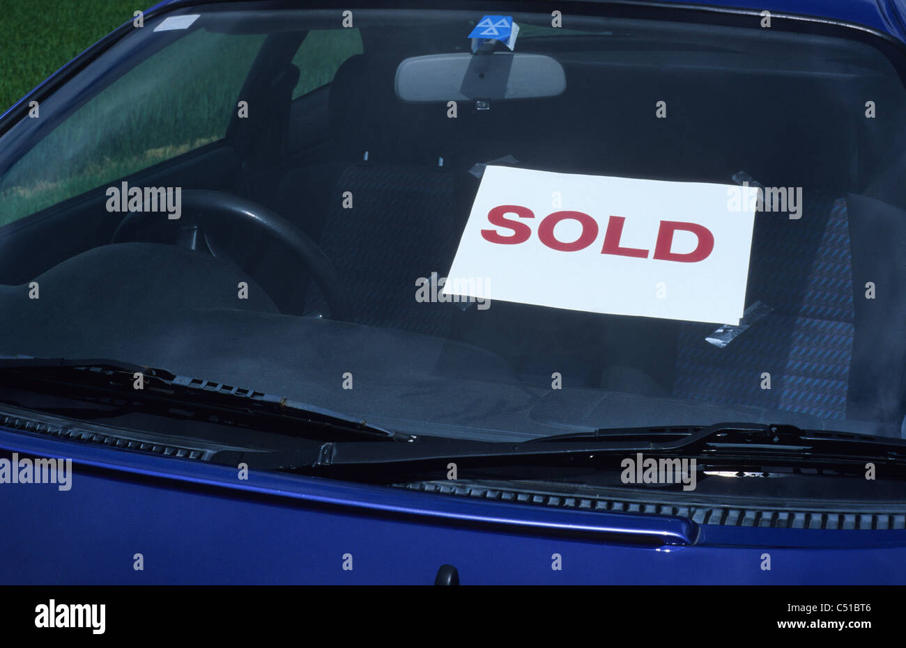 sold sign displayed in windscreen of vehicle Stock Photo - Alamy