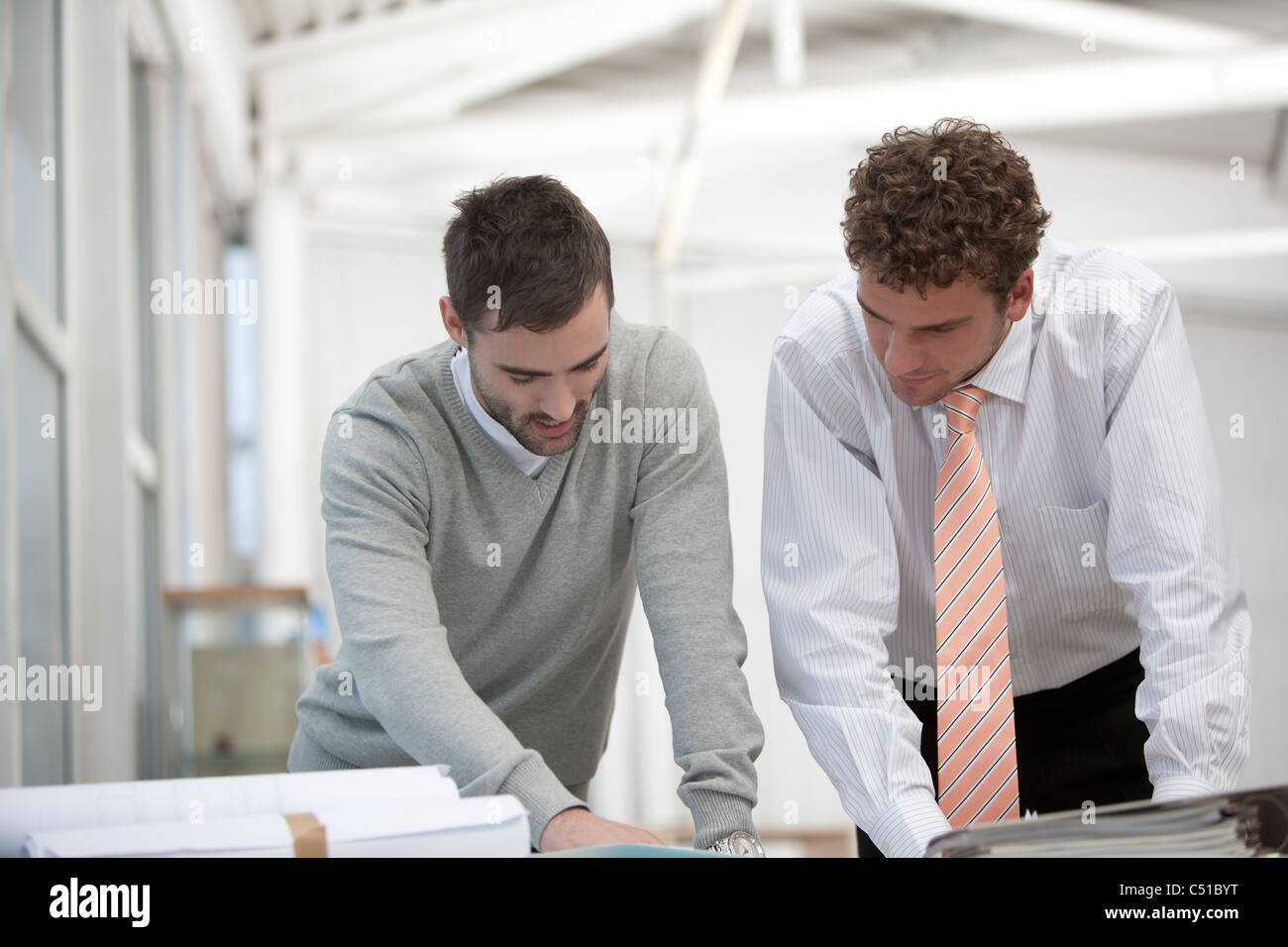 Teamwork discussion hi-res stock photography and images - Alamy