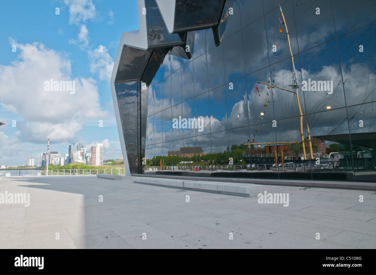 SV Glenlee alongside the Riverside Museum of Tranport and Travel ...