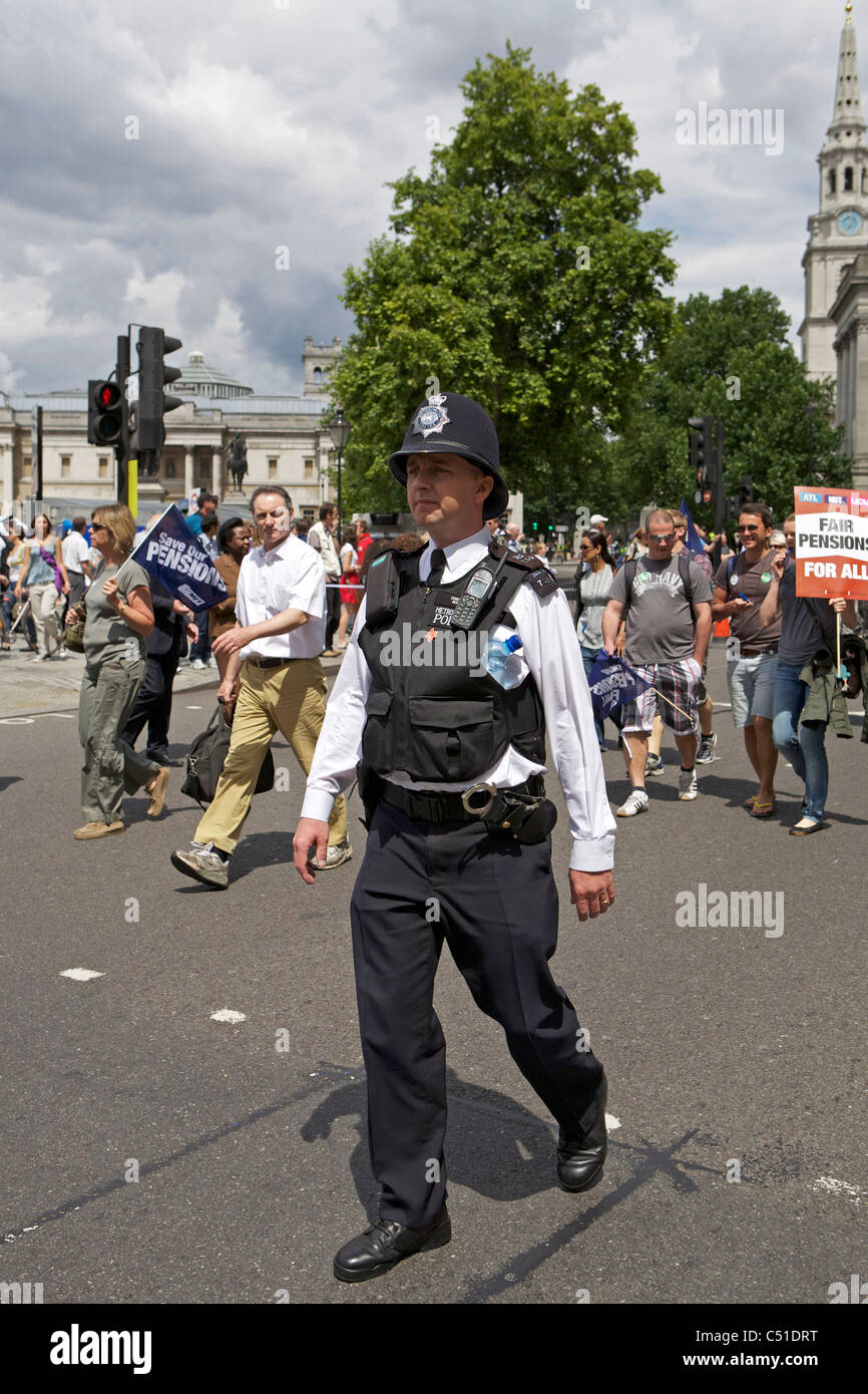 London policeman hi-res stock photography and images - Alamy