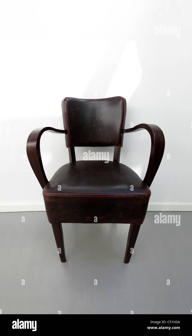 A empty leather chair Stock Photo - Alamy