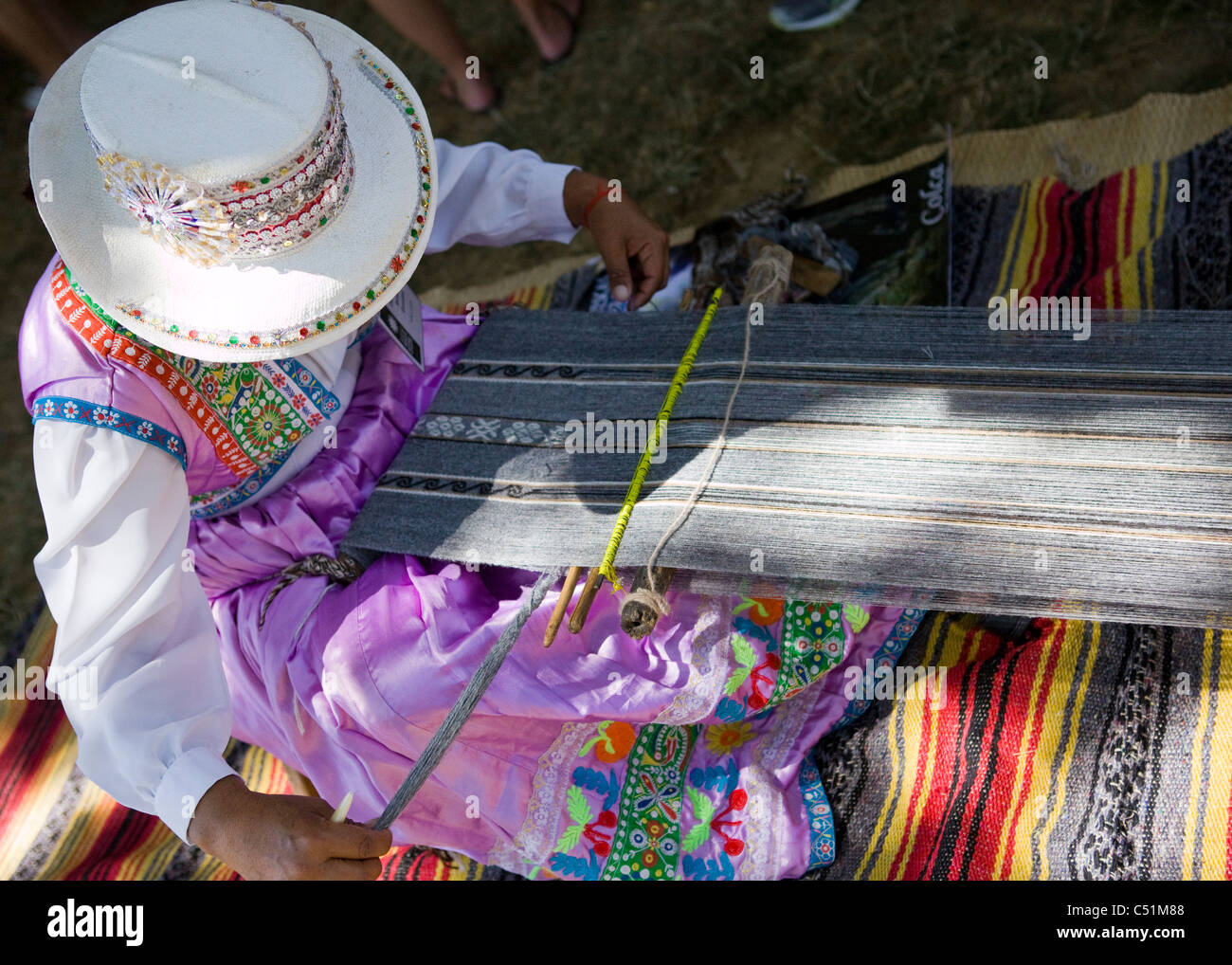 Woman using back strap loom hi-res stock photography and images - Alamy