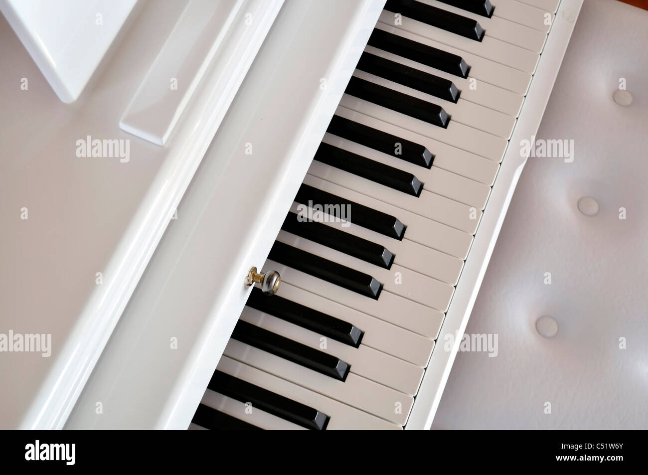 white beautiful piano Stock Photo - Alamy