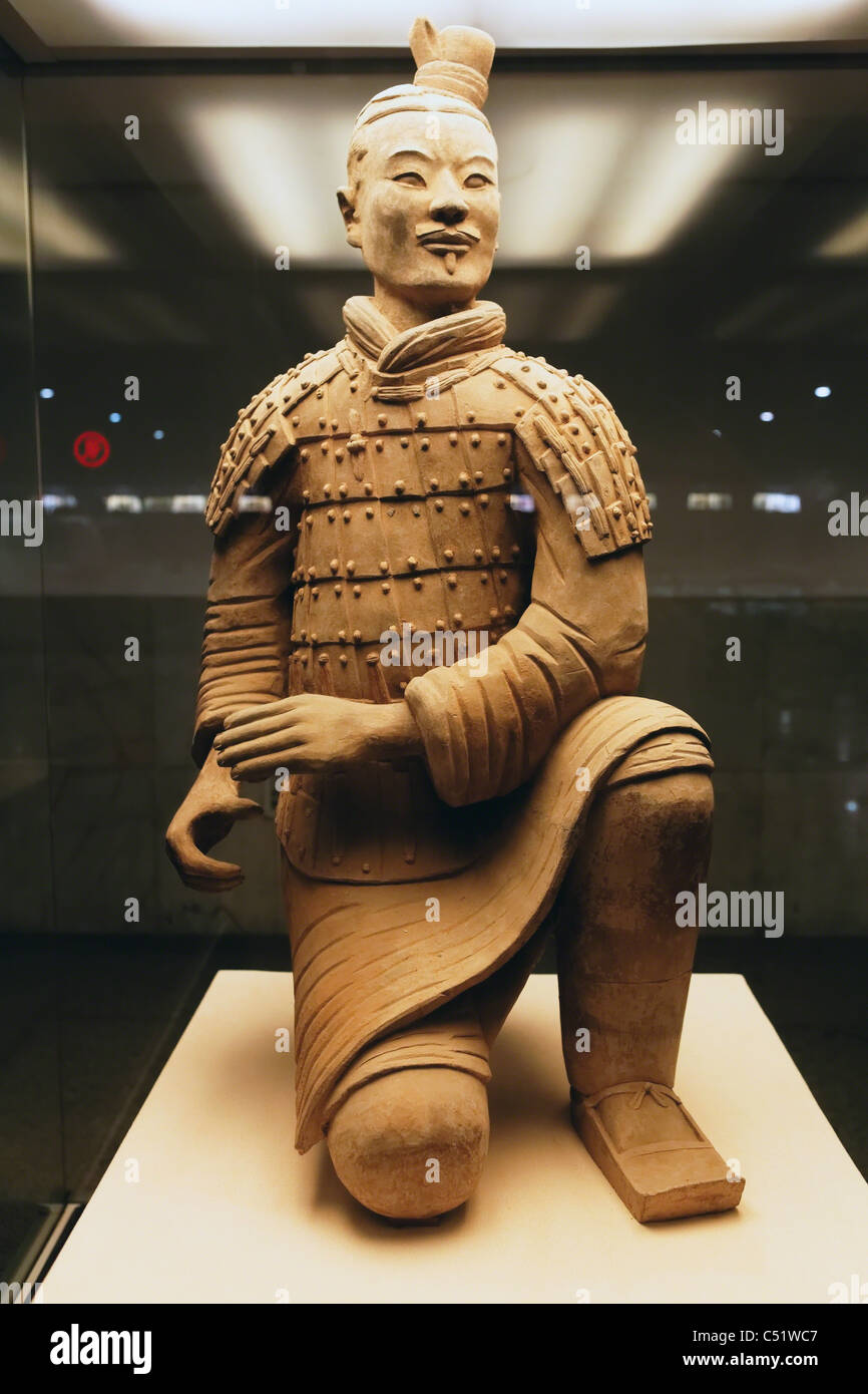 Kneeling archer soldier hi-res stock photography and images - Alamy