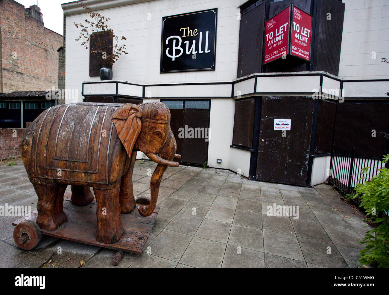 Wooden elephant outside The Bull Pub, Highgate, London, England, UK ...