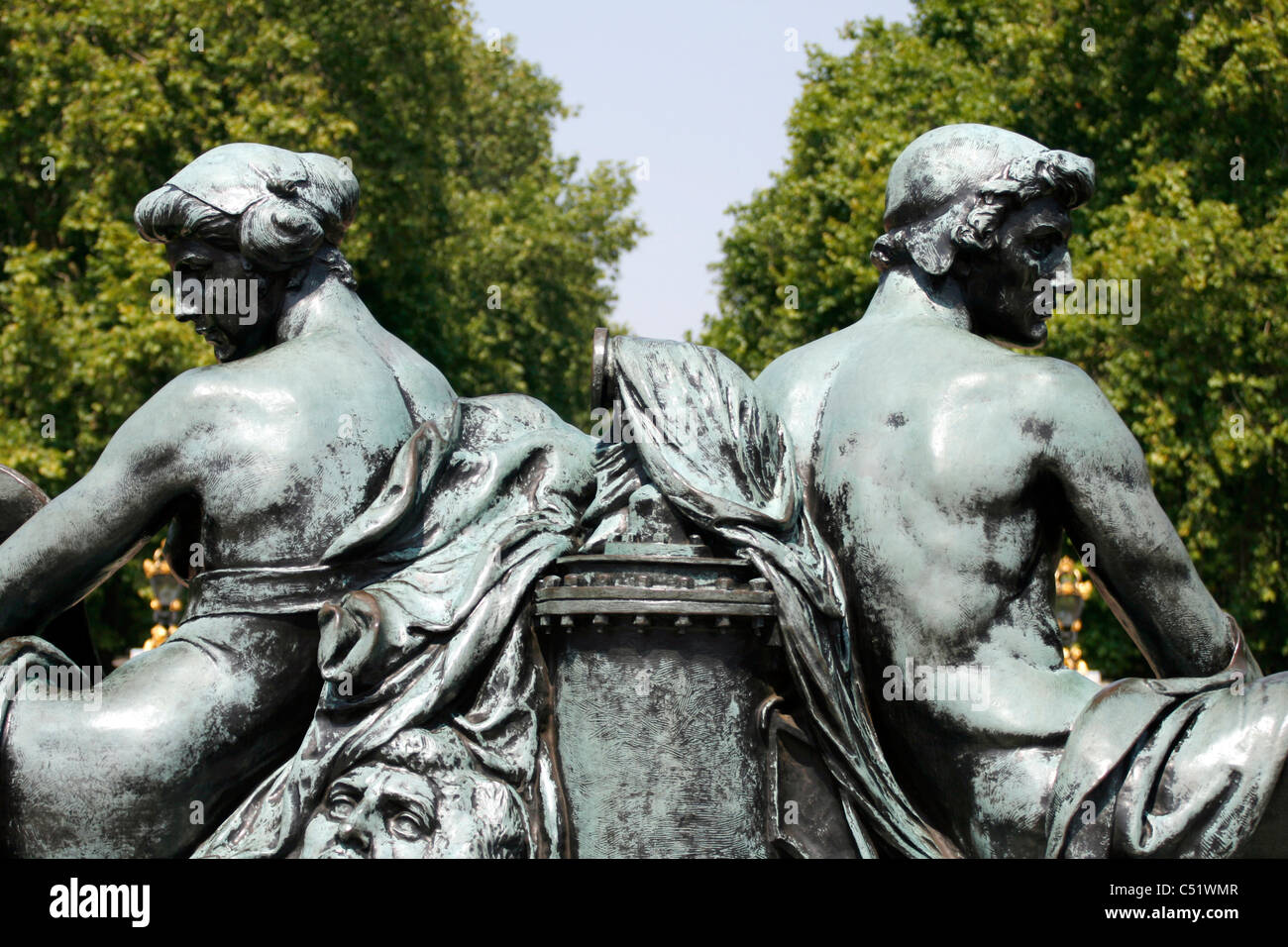 Statues at the Queen Victoria Memorial in front of the Buckingham ...