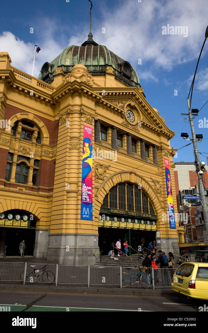 The Concourse and main entrance to Flinders Street Station Melbourne ...