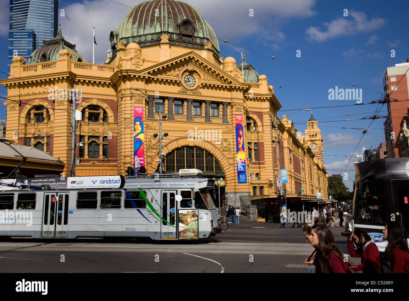 The Concourse and main entrance to Flinders Street Station Melbourne ...