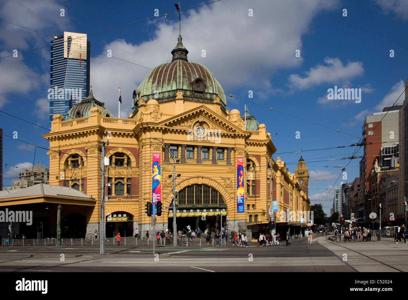 The Concourse and main entrance to Flinders Street Station Melbourne ...