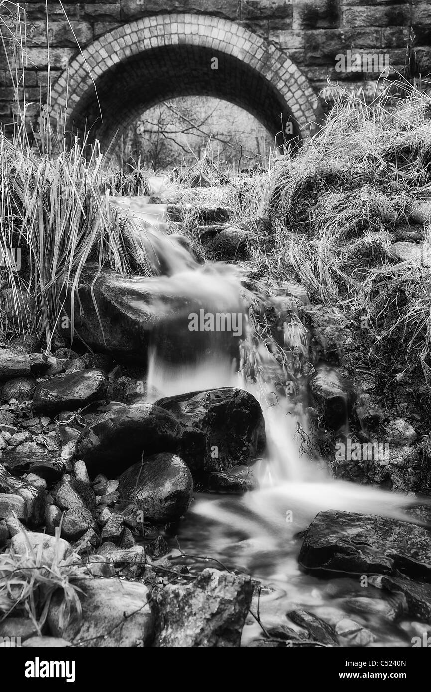 Black moving water hi-res stock photography and images - Alamy