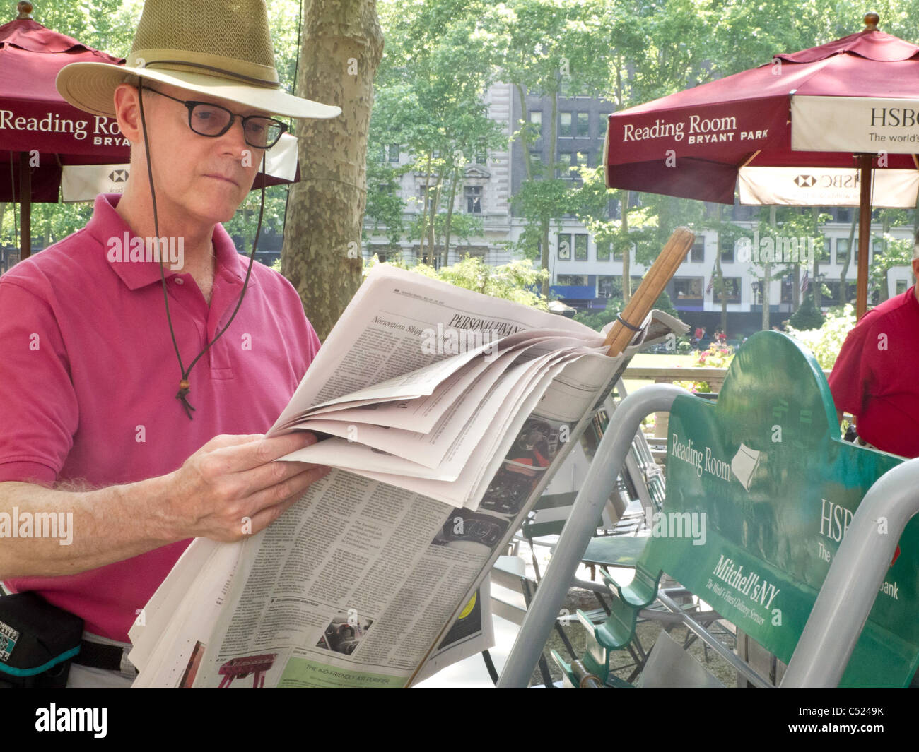Bryant park outdoor reading room hi-res stock photography and images ...