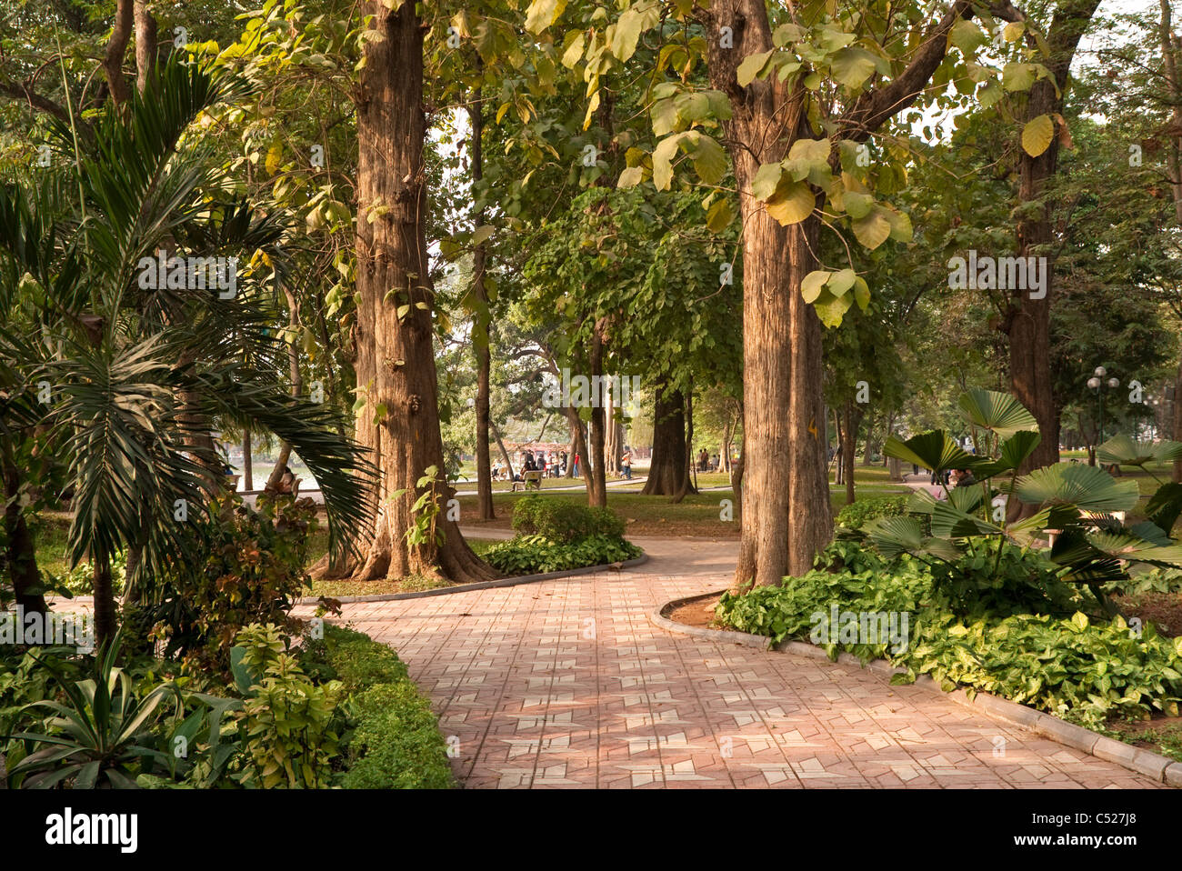 Lakeside footpath hi-res stock photography and images - Alamy
