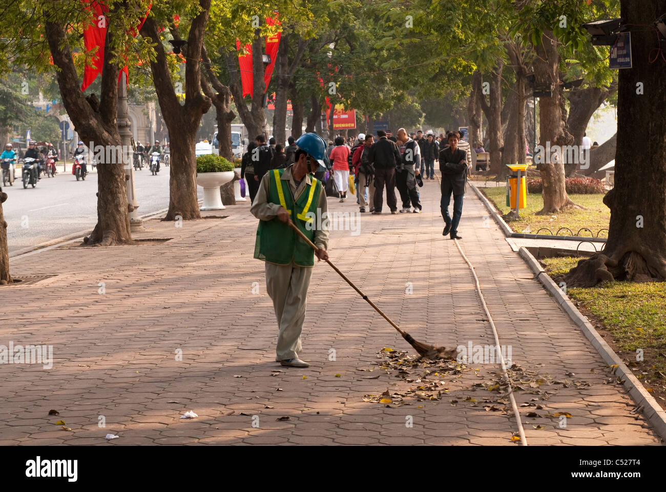 Lakeside footpath hi-res stock photography and images - Alamy