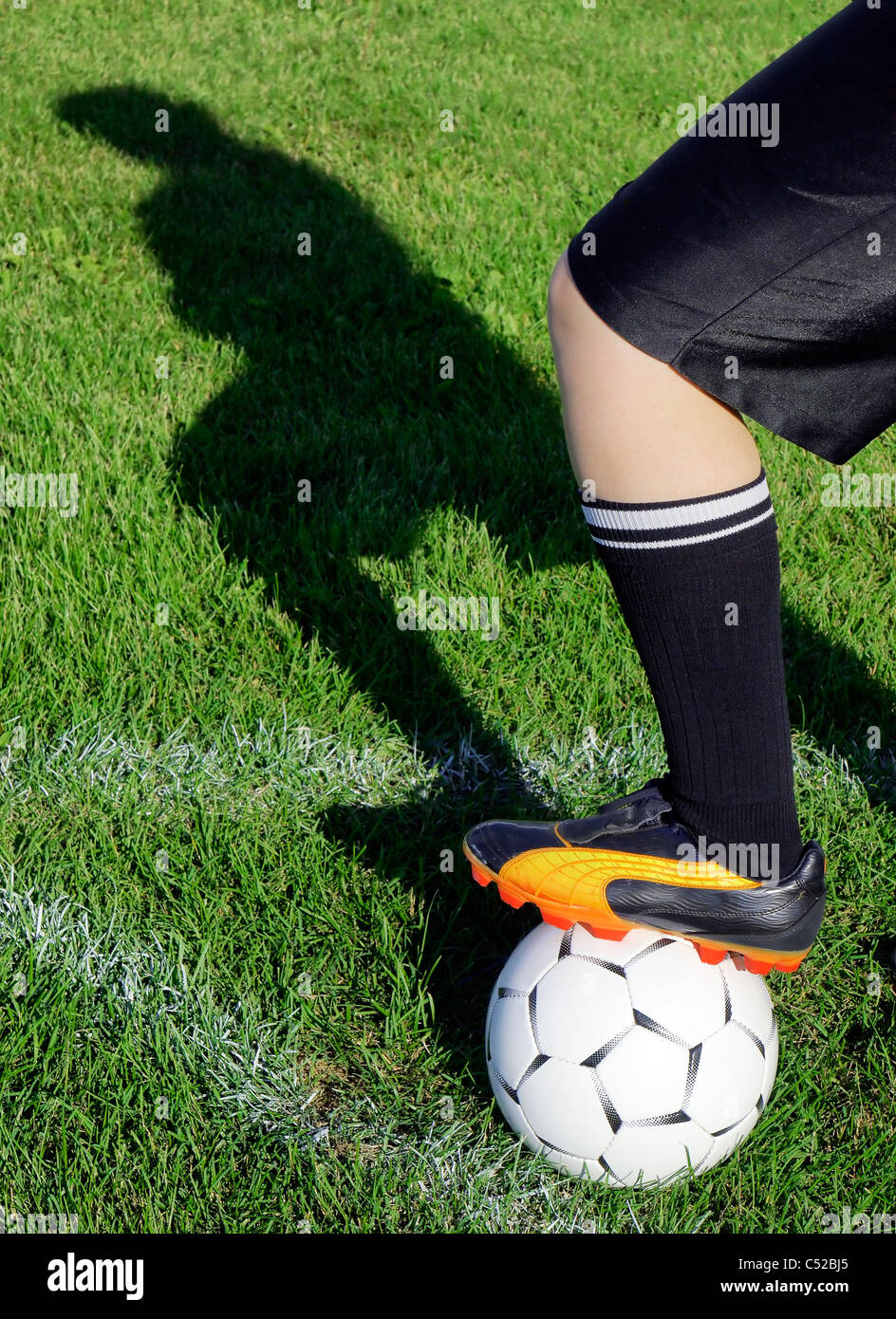 Footballer silhouette hi-res stock photography and images - Alamy