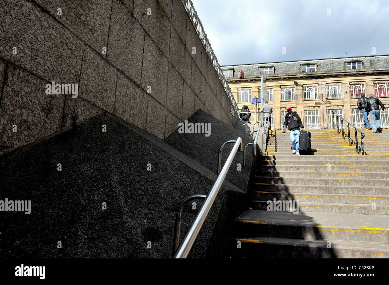 Edinburgh waverley steps stairs hi-res stock photography and images - Alamy