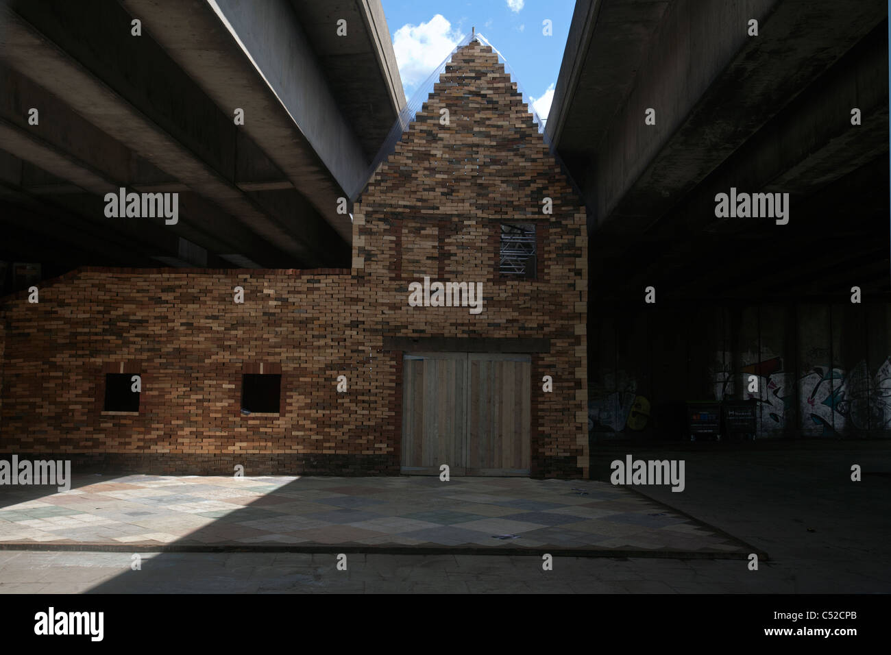 London flyover hi-res stock photography and images - Alamy