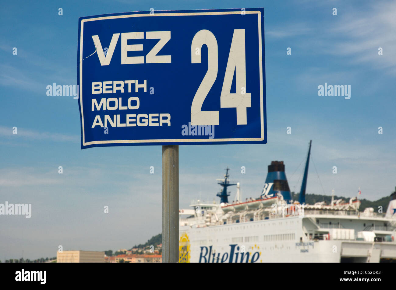 Luka split hi-res stock photography and images - Alamy