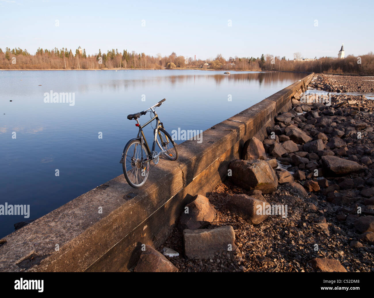 Submerged dam for controlling the water level at River Oulujoki ...