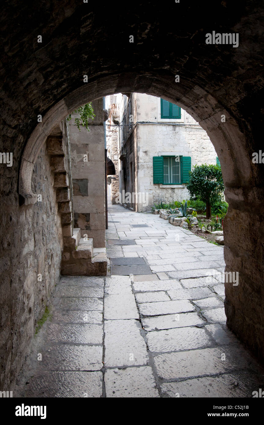 Arched passageway hi-res stock photography and images - Alamy