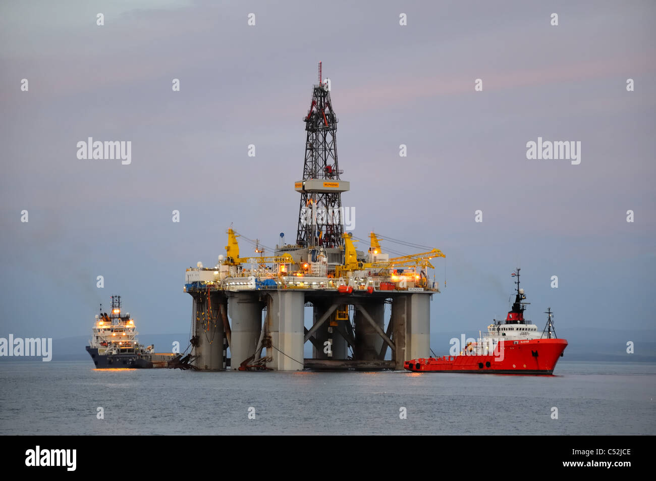 Oil rig and boats hi-res stock photography and images - Alamy